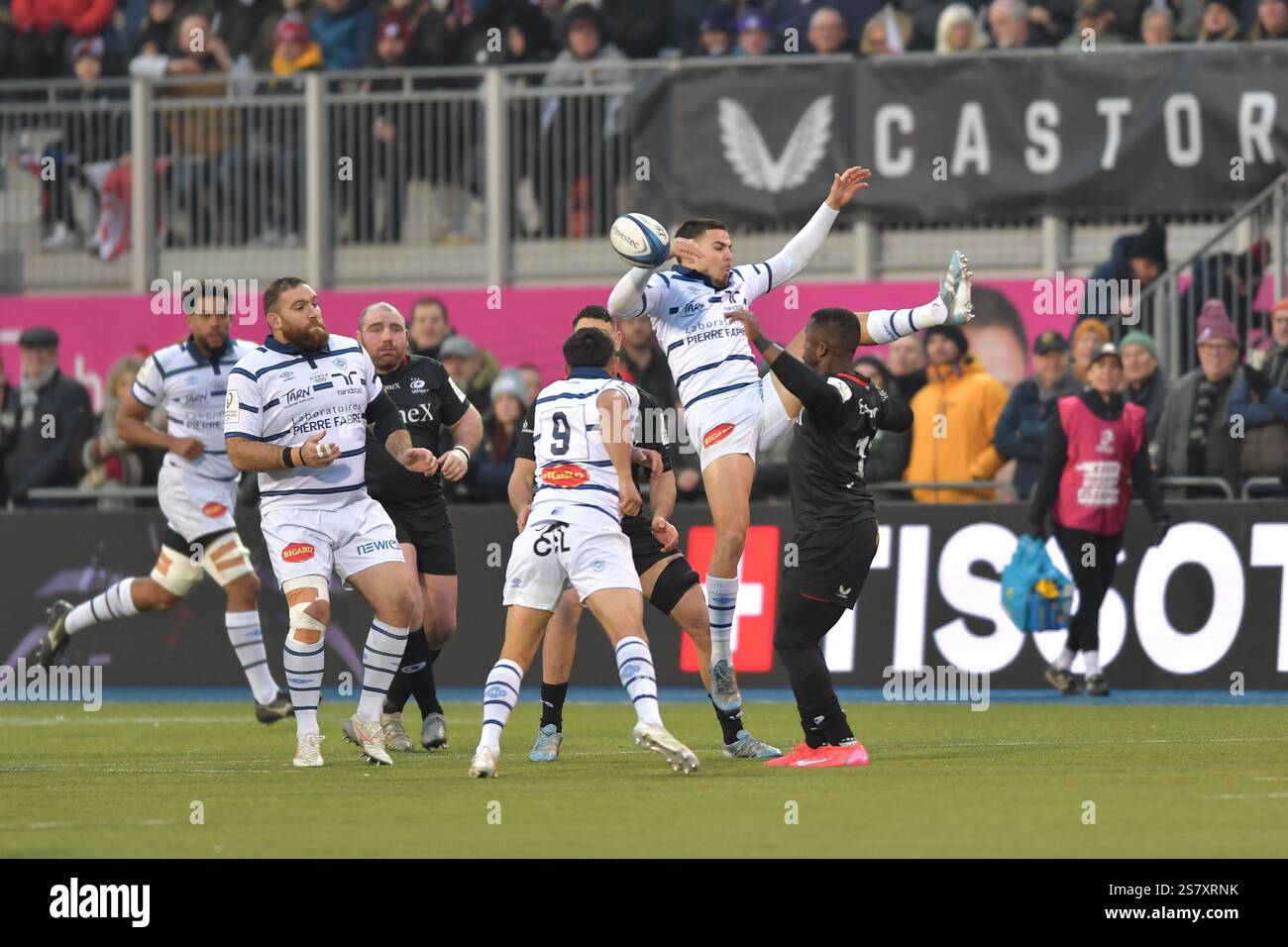 Theo Chabouni of Castres Olympique and Rotimi Segun of Saracens ...