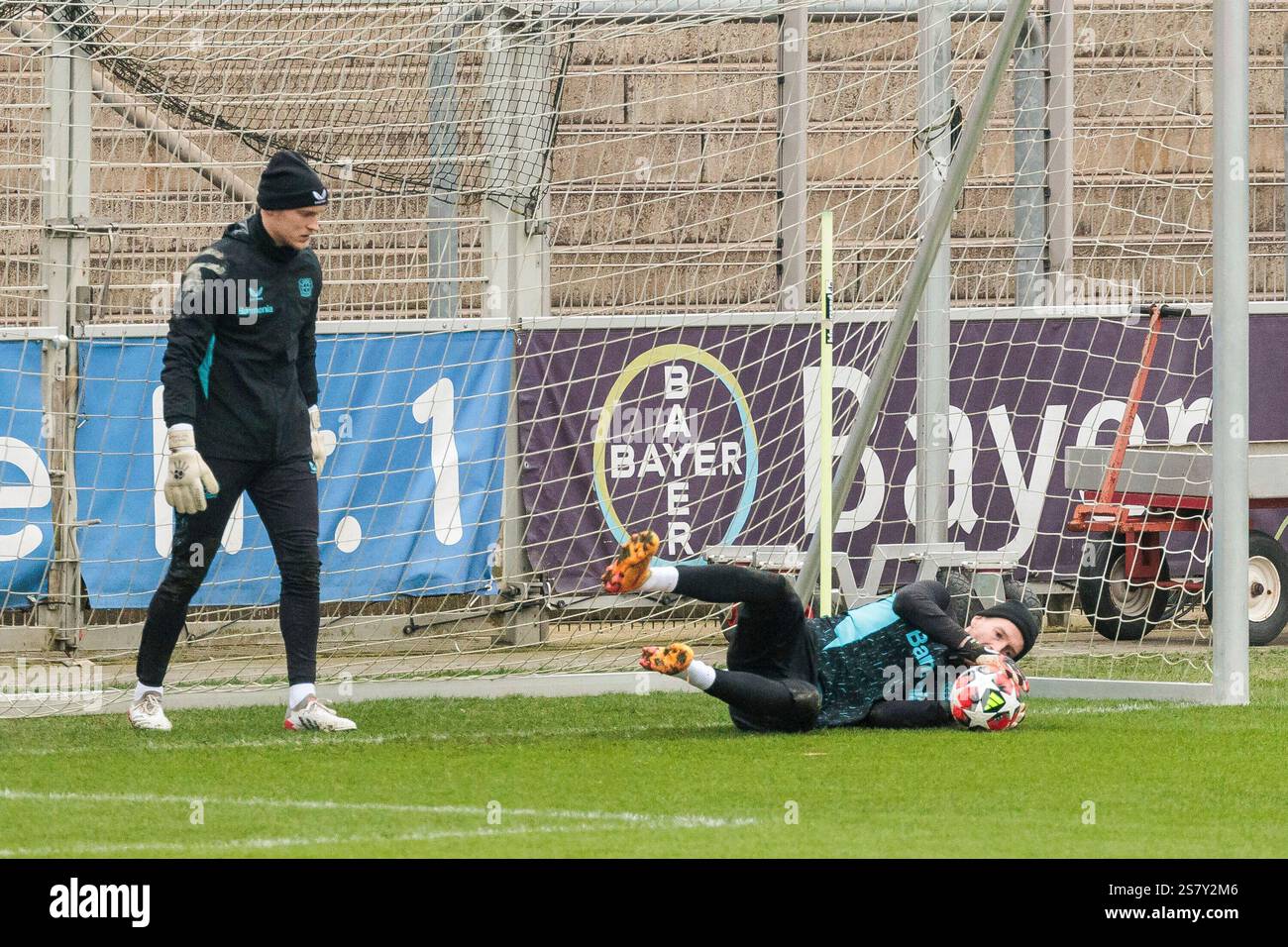 Lukas Hradecky (Bayer 04 Leverkusen, 1) mit Ball UEFA Champions League: Abschlusstraining Bayer ...