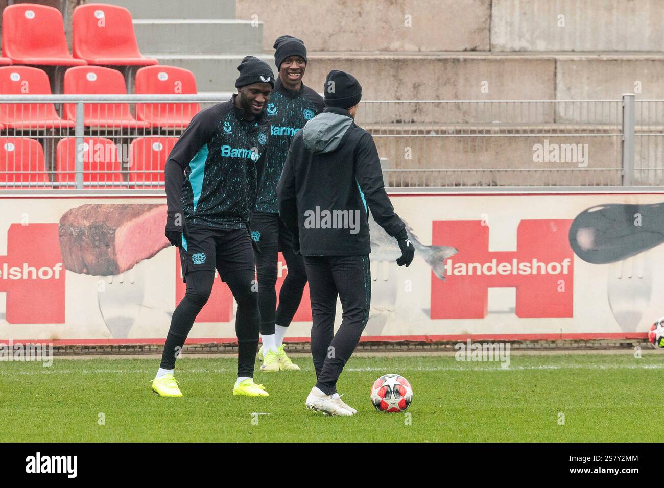 Leverkusen, Deutschland. 20th Jan, 2025. Victor Boniface (Bayer 04 Leverkusen, 22) am Ball UEFA ...