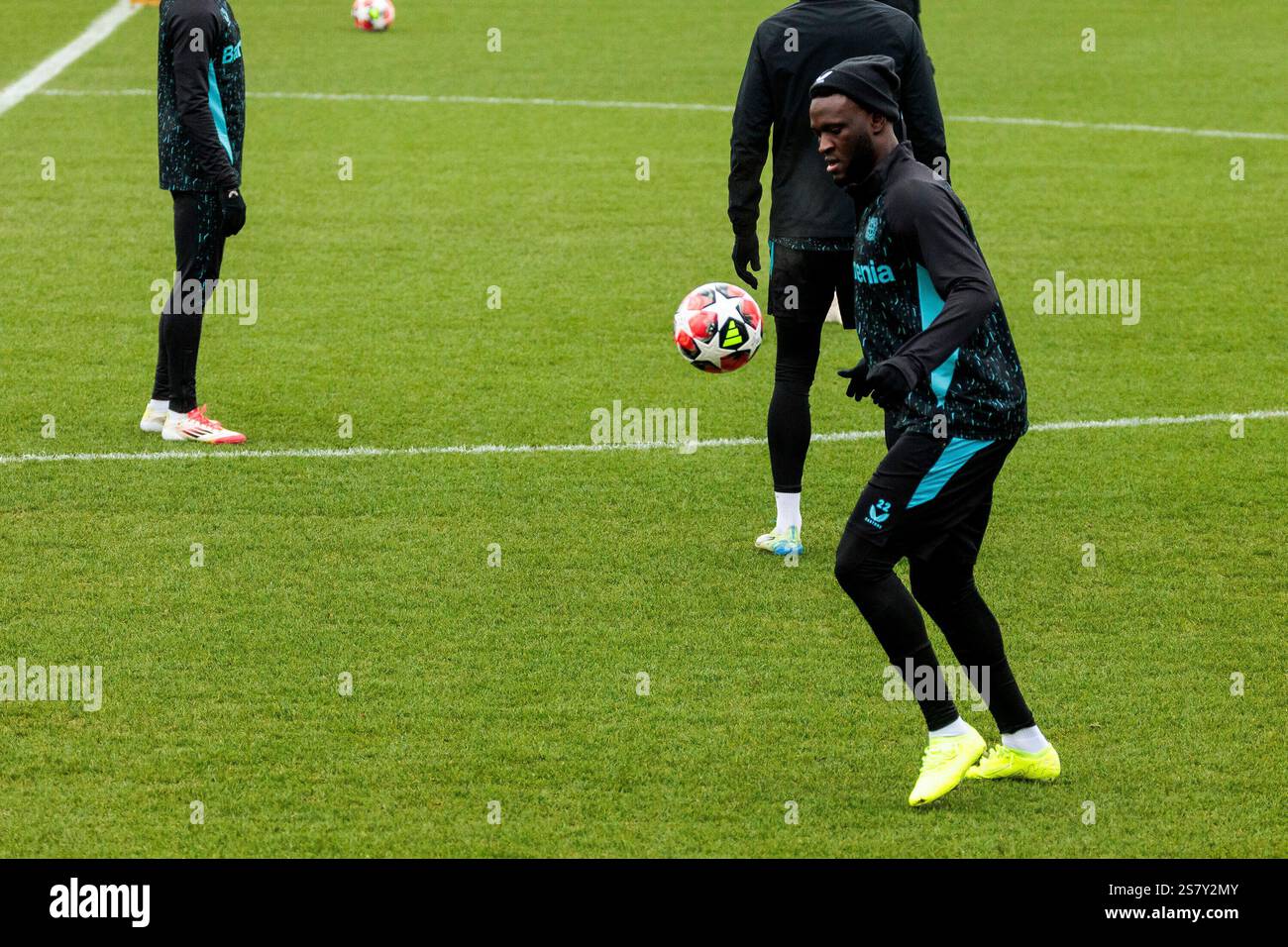 Leverkusen, Deutschland. 20th Jan, 2025. Victor Boniface (Bayer 04 Leverkusen, 22) am Ball UEFA ...