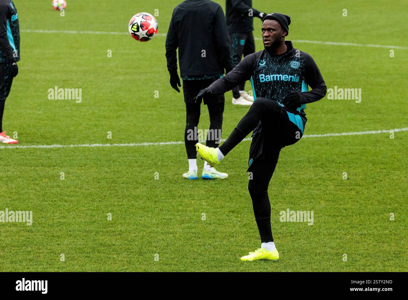 Leverkusen, Deutschland. 20th Jan, 2025. Victor Boniface (Bayer 04 Leverkusen, 22) am Ball UEFA ...
