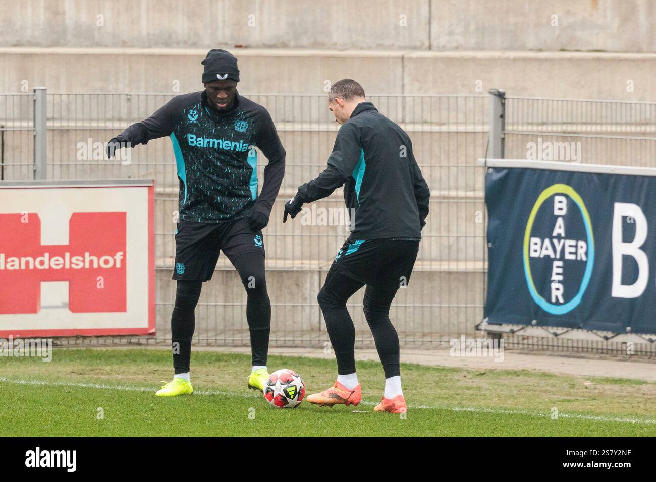 Leverkusen, Deutschland. 20th Jan, 2025. Victor Boniface (Bayer 04 Leverkusen, 22) am Ball UEFA ...