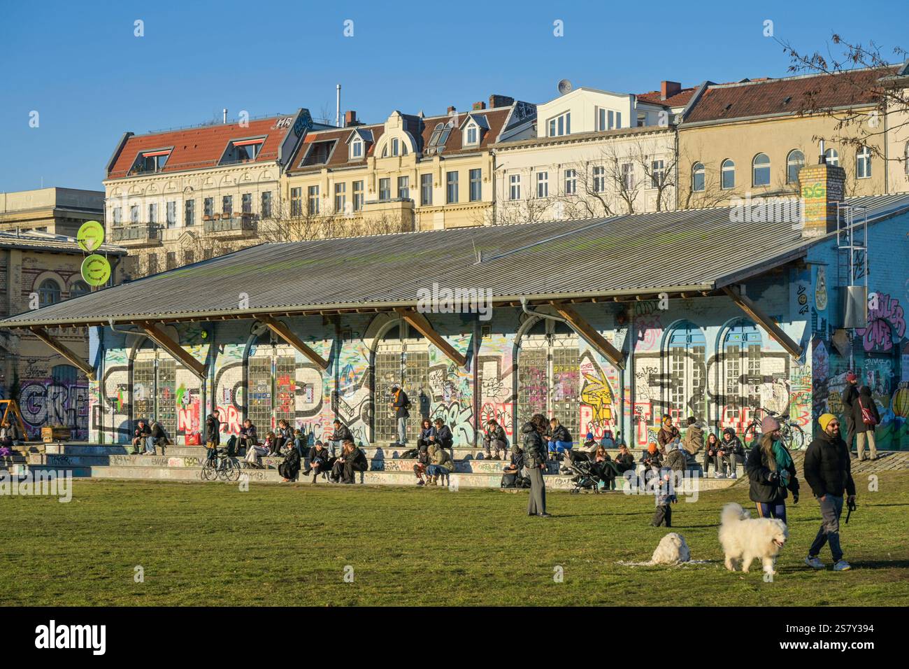 Menschen, Wintersonne, Gebäude im Görlitzer Park, Kreuzberg, Berlin ...