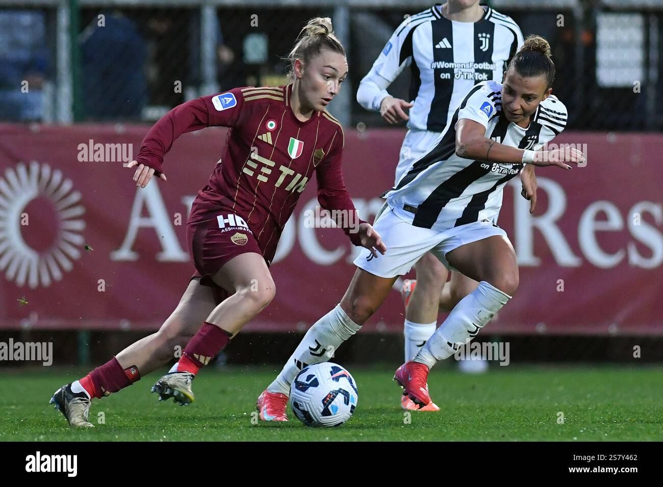 Giada Greggi of AS Roma woman,Arianna Caruso of Juventus woman during ...