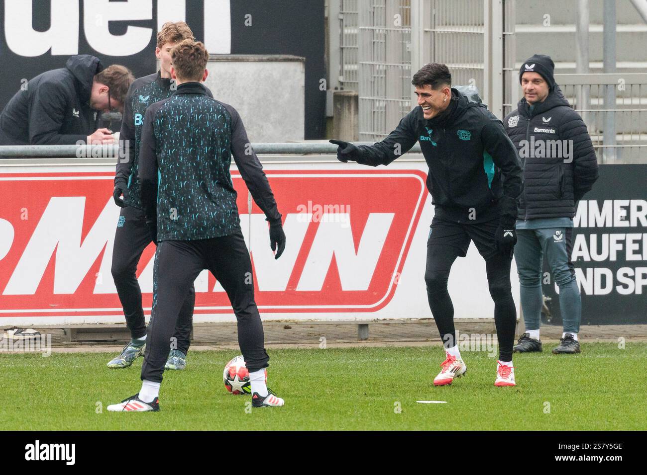 Leverkusen, Deutschland. 20th Jan, 2025. Piero Hincapie (Bayer 04 Leverkusen, 3) lachend UEFA ...