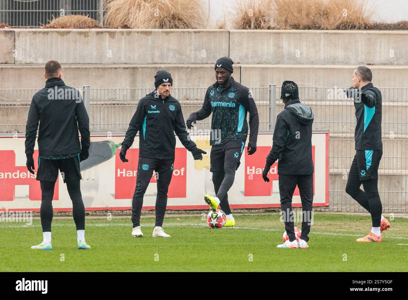 Leverkusen, Deutschland. 20th Jan, 2025. Victor Boniface (Bayer 04 Leverkusen, 22) am Ball UEFA ...