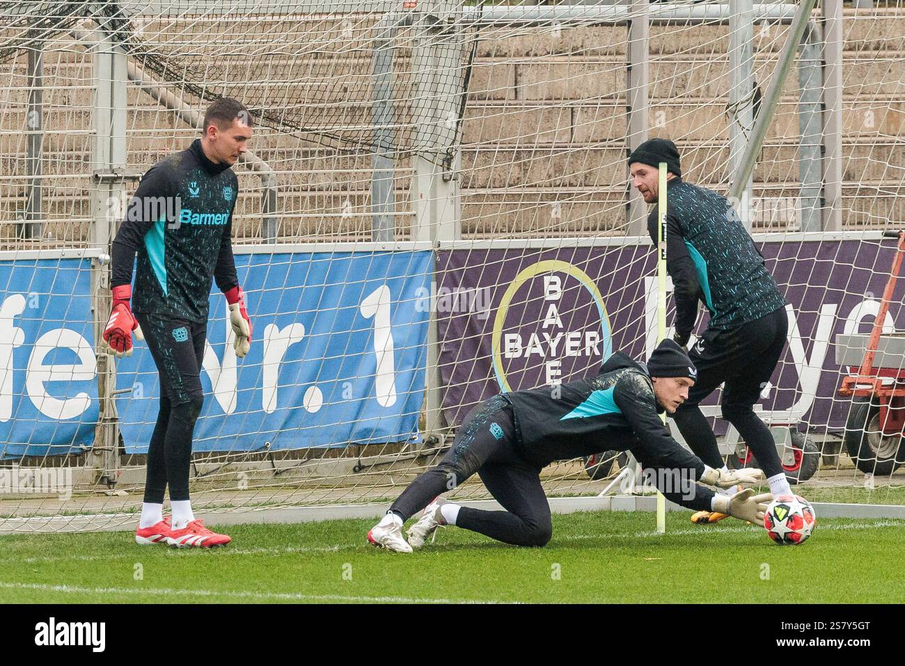 Leverkusen, Deutschland. 20th Jan, 2025. Niklas Lomb (Bayer 04 Leverkusen, 36) mit Ball UEFA ...