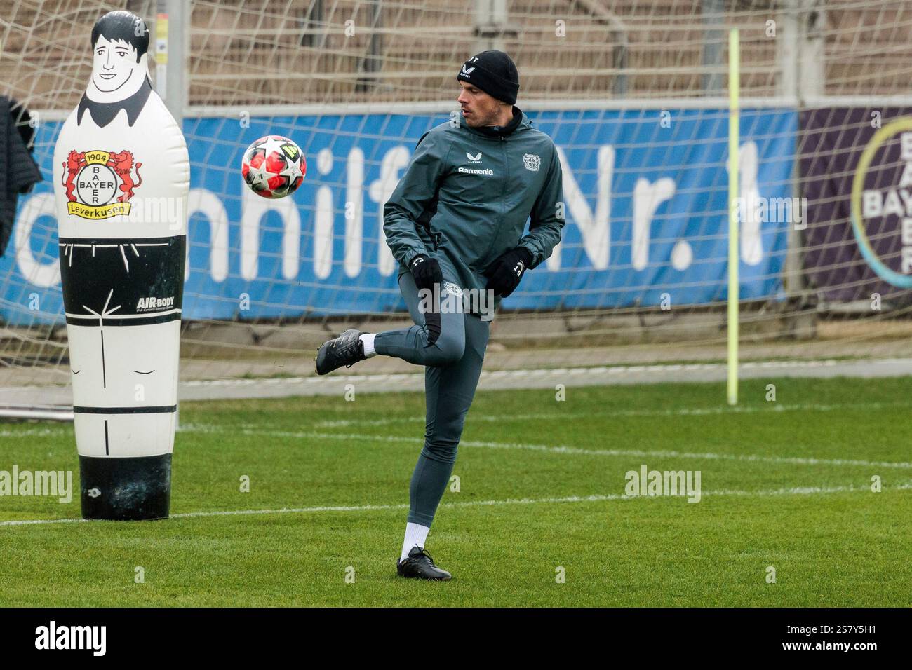 Leverkusen, Deutschland. 20th Jan, 2025. David Thiel (Torwarttrainer Bayer 04 Leverkusen) am ...
