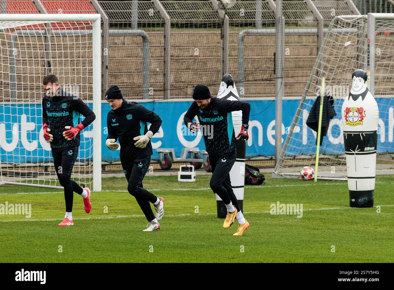 Leverkusen, Deutschland. 20th Jan, 2025. Matej Kovar (Bayer 04 Leverkusen, 17), Niklas Lomb ...