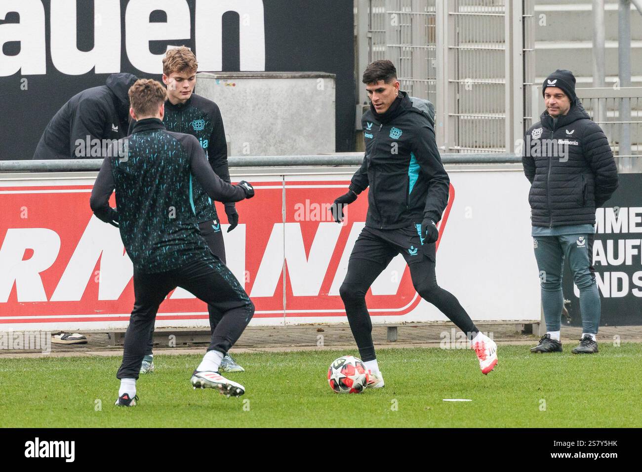 Leverkusen, Deutschland. 20th Jan, 2025. Piero Hincapie (Bayer 04 Leverkusen, 3) am Ball UEFA ...