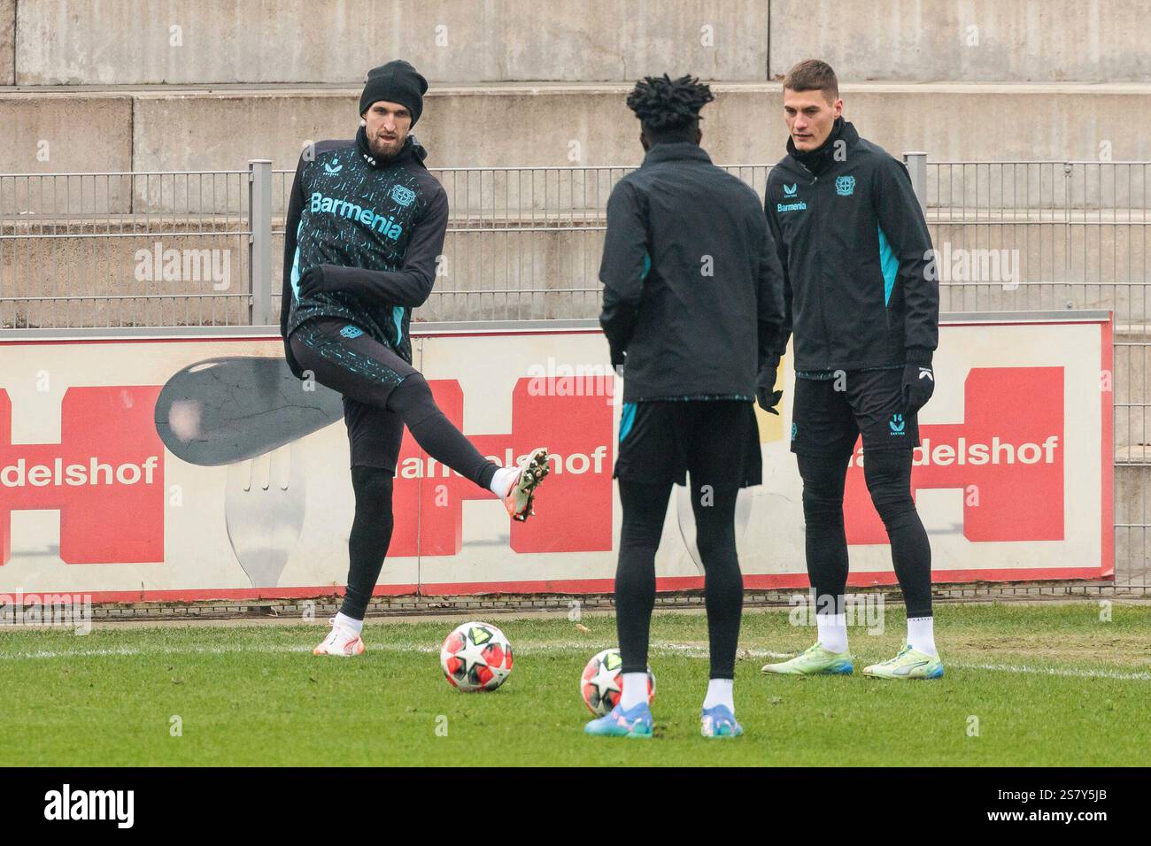 Leverkusen, Deutschland. 20th Jan, 2025. Robert Andrich (Bayer 04 Leverkusen, 8) am Ball UEFA ...