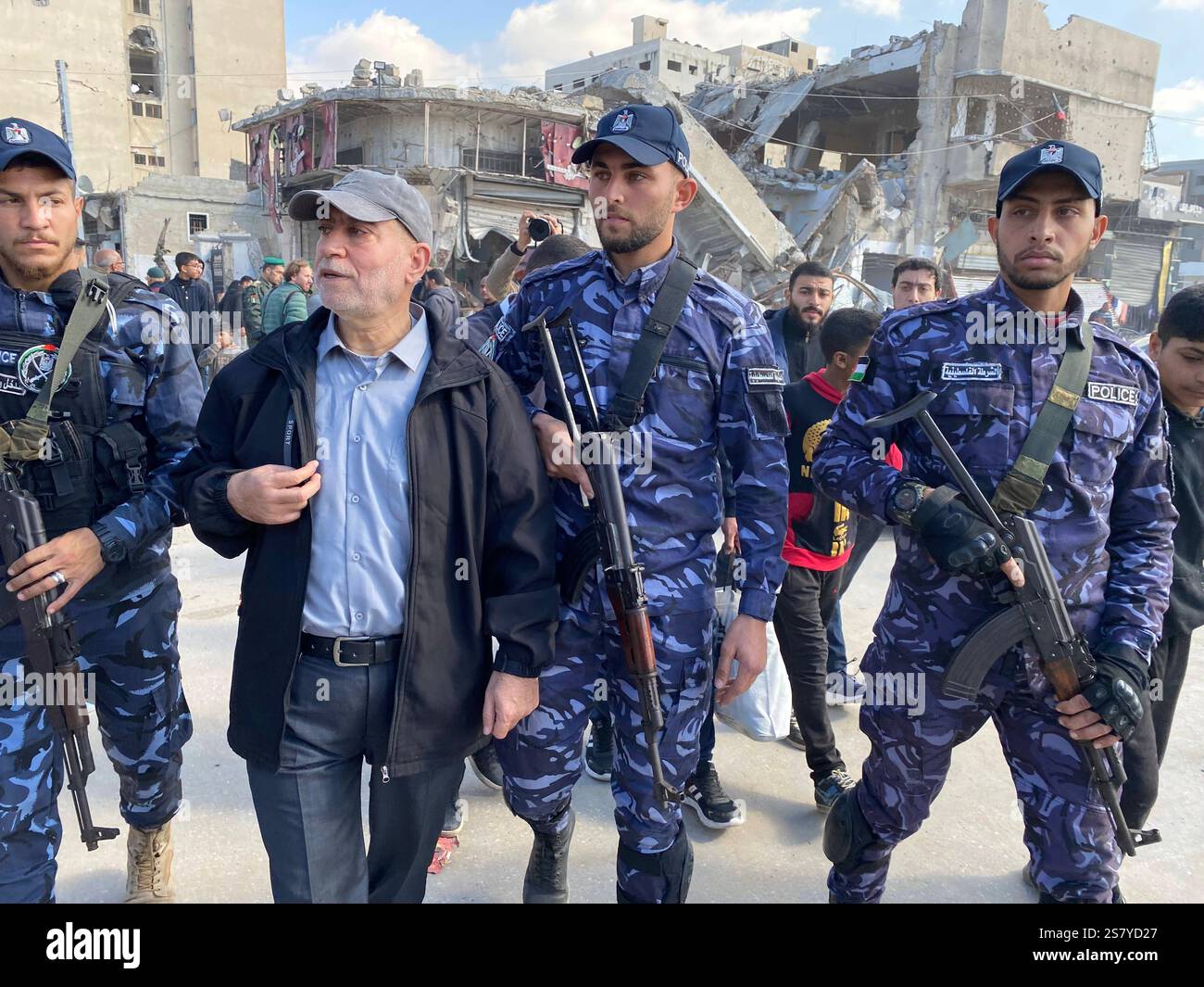 Palestinian Hamas police officers begin working to maintain security ...