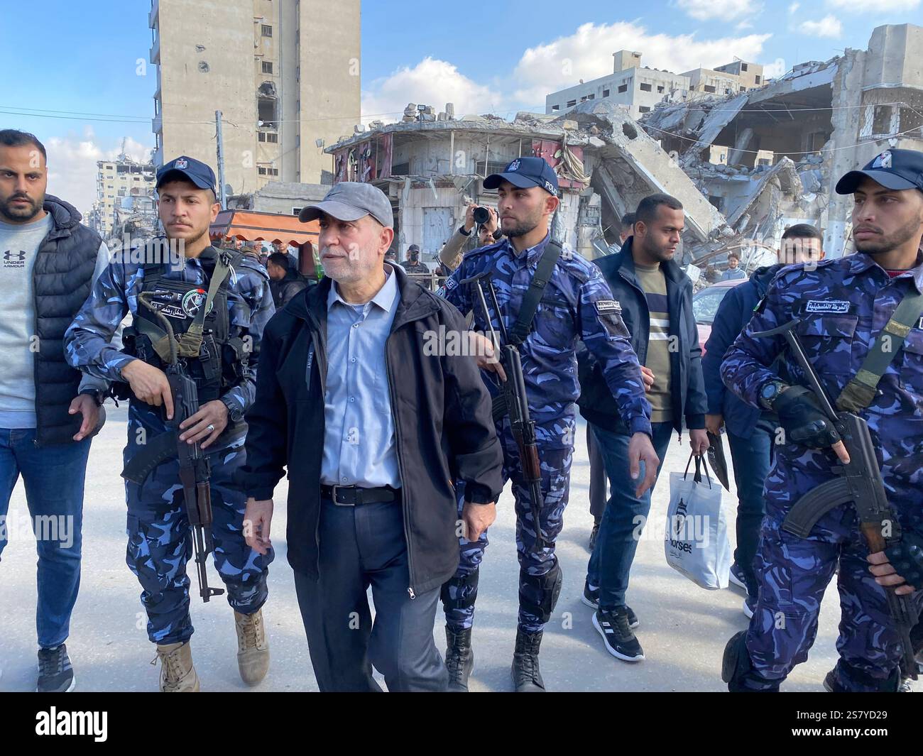 Palestinian Hamas police officers begin working to maintain security ...