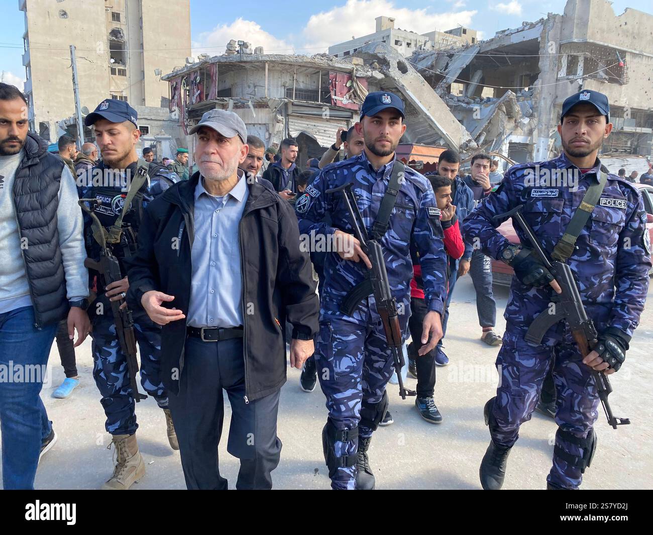 Palestinian Hamas police officers begin working to maintain security ...