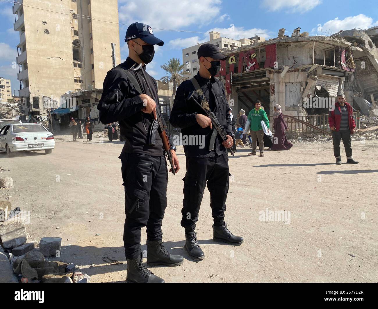 Palestinian Hamas police officers begin working to maintain security ...