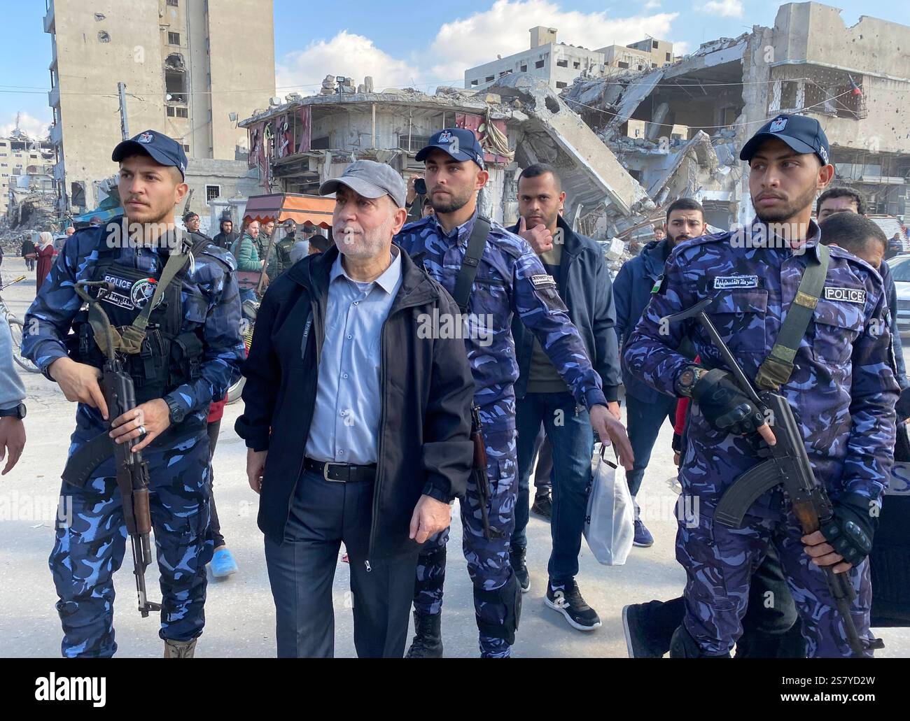 Palestinian Hamas police officers begin working to maintain security ...
