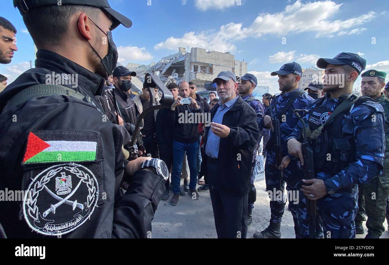 Palestinian Hamas police officers begin working to maintain security ...