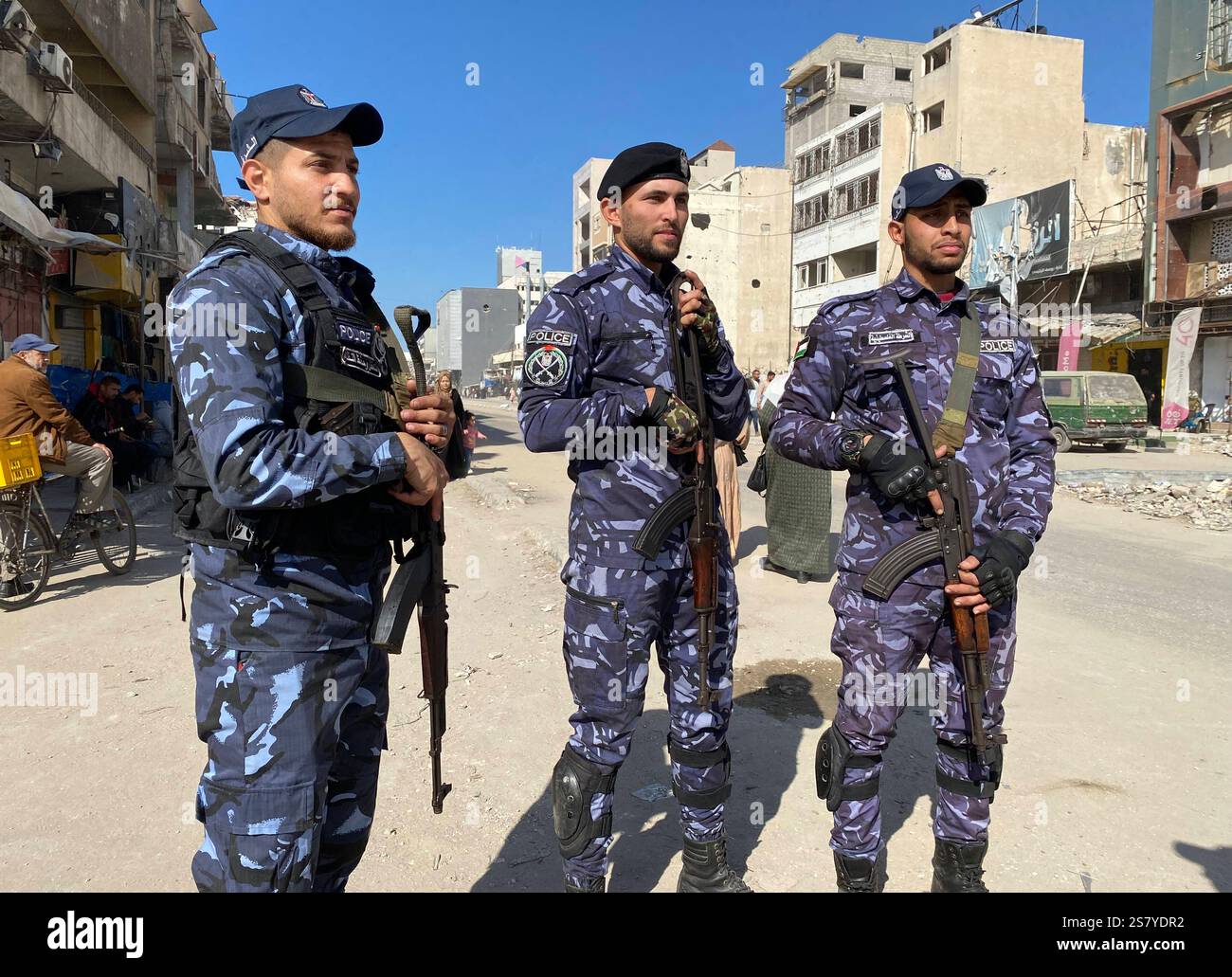 Palestinian Hamas police officers begin working to maintain security ...