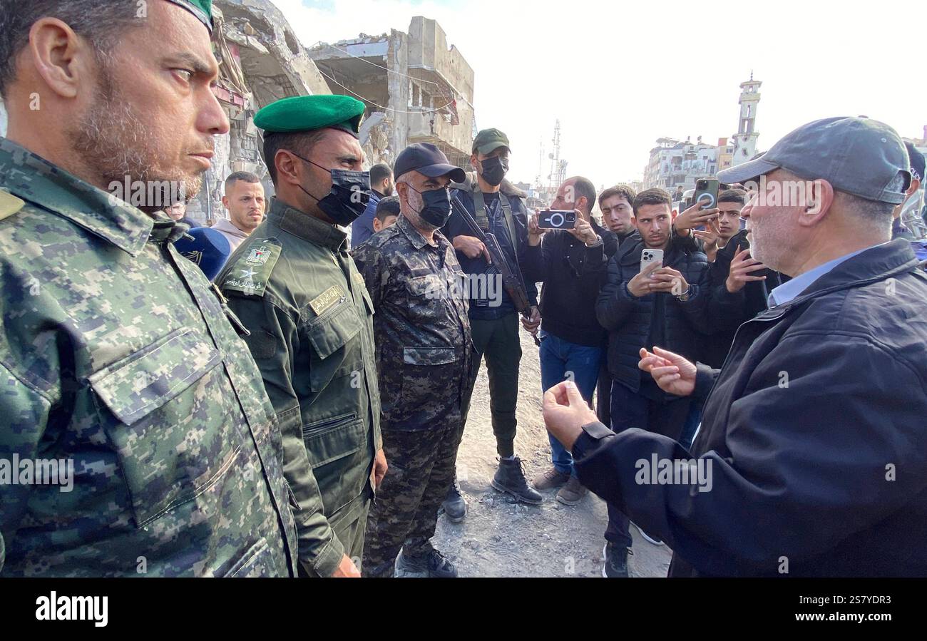 Palestinian Hamas police officers begin working to maintain security ...