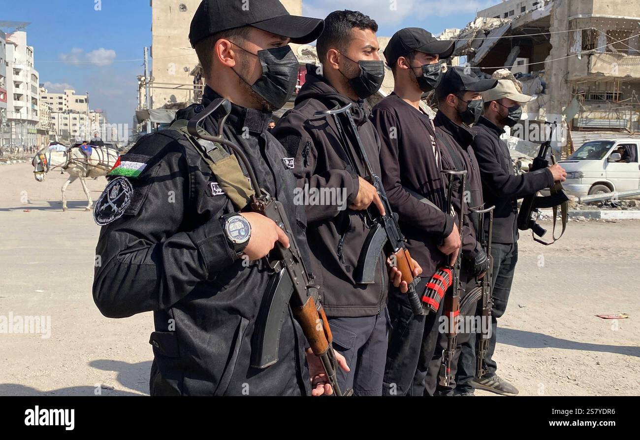 Palestinian Hamas police officers begin working to maintain security ...