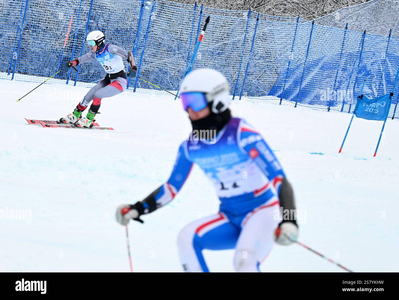 (250120) -- BARDONECCHIA, Jan. 20, 2025 (Xinhua) -- Aniela Sawicka (L ...