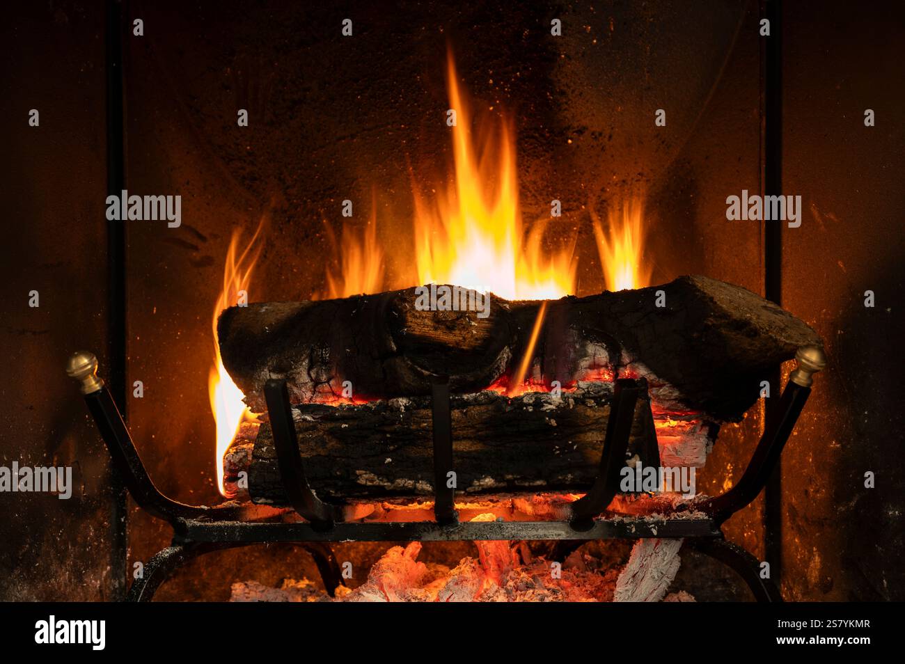 Wood burning fire home hi-res stock photography and images - Alamy