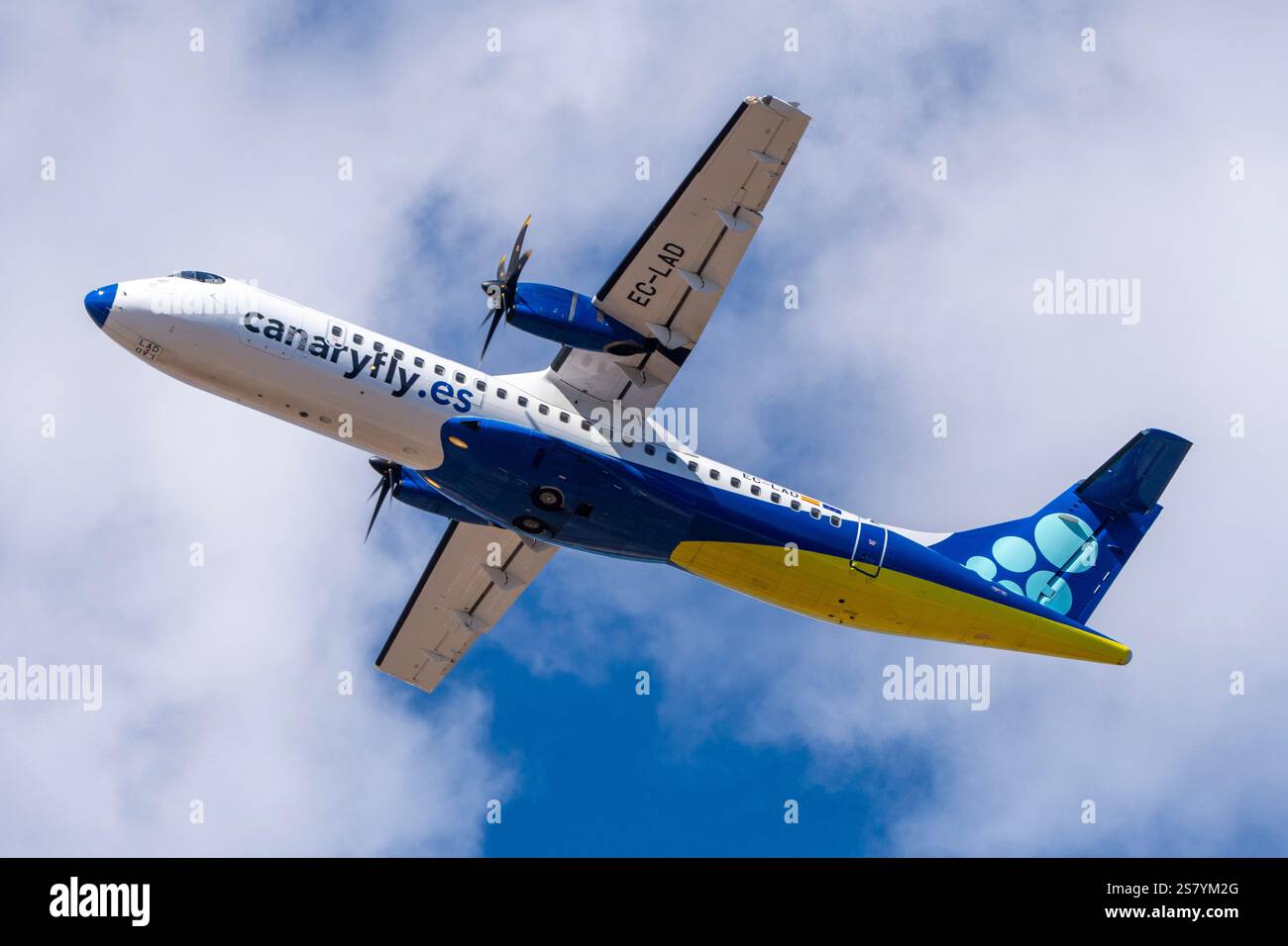Avión de línea regional ATR 72 de la aerolínea CanaryFly despegando en ...