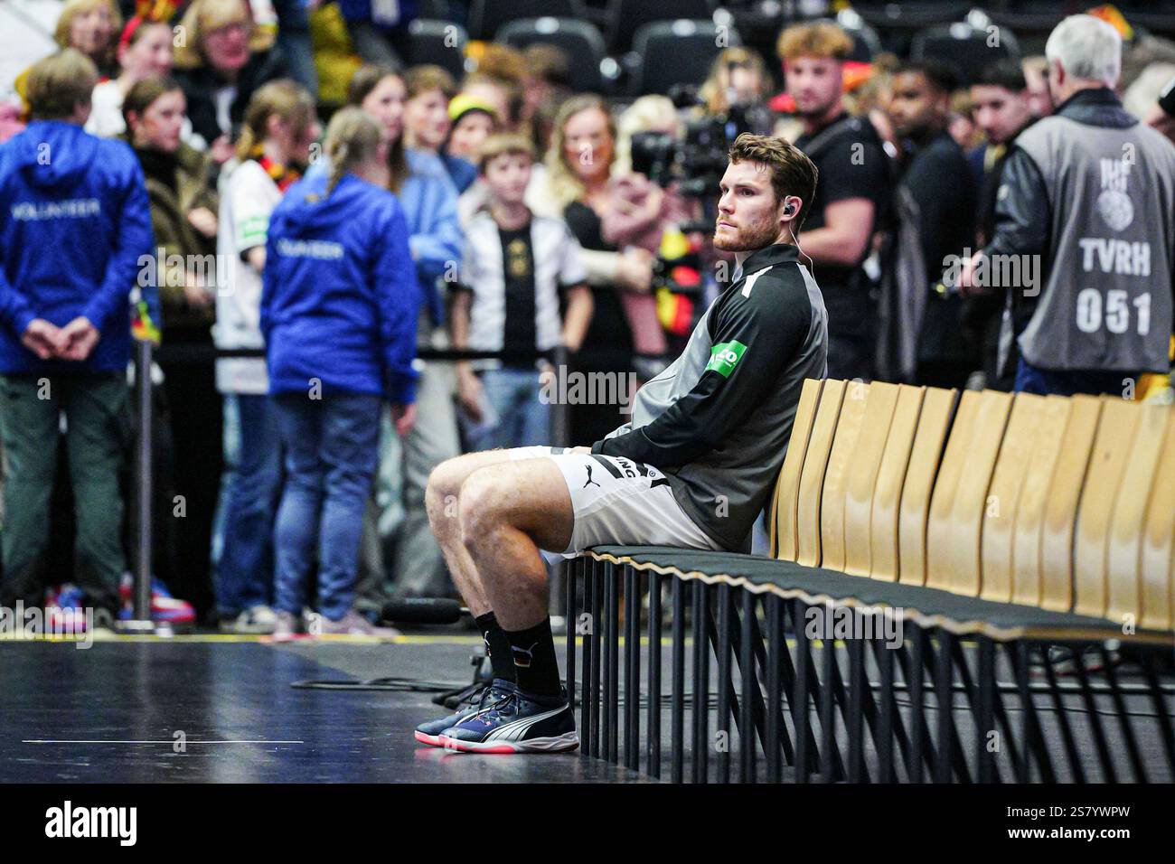 Johannes Golla (Deutschland, #04) sitzt alleine nach Spielende auf der ...