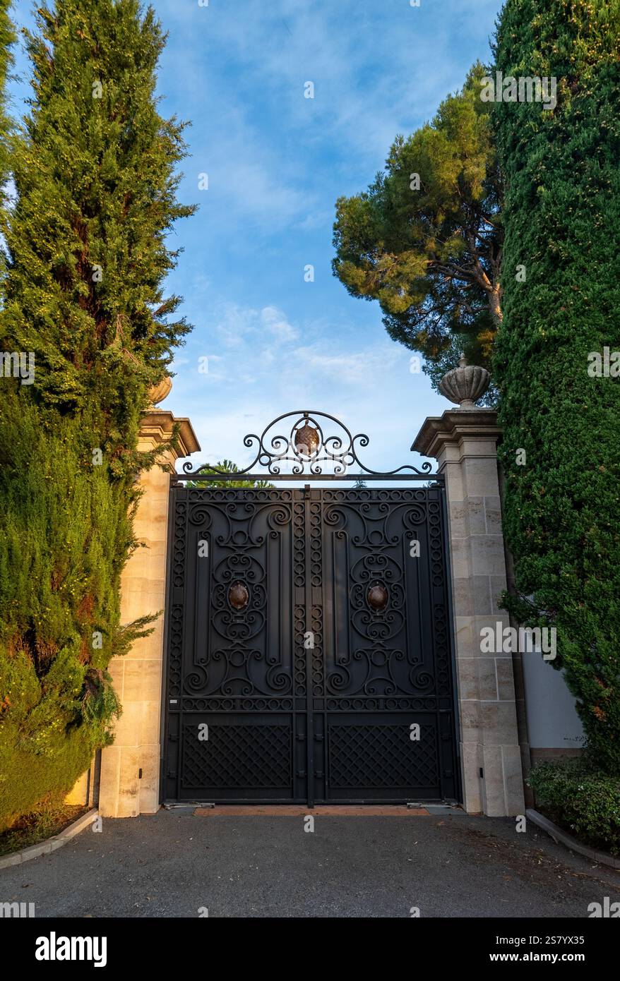 Private countryside gates hi-res stock photography and images - Alamy