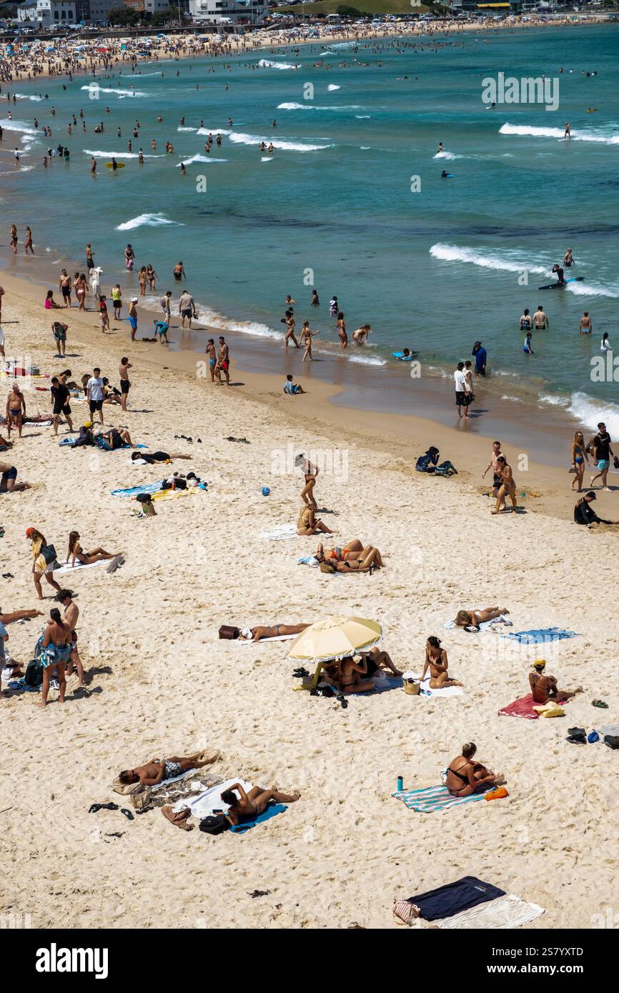 Australian beachgoers hi-res stock photography and images - Alamy