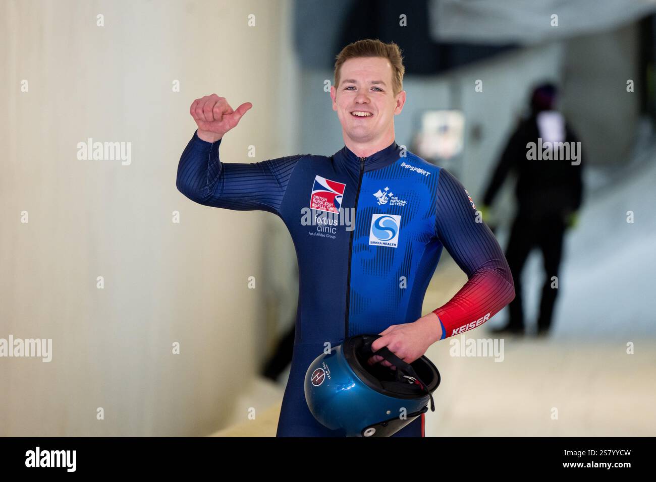 Brad Hall (Großbritannien) hebt zufrieden den Daumen im Ziel, AUT, IBSF ...