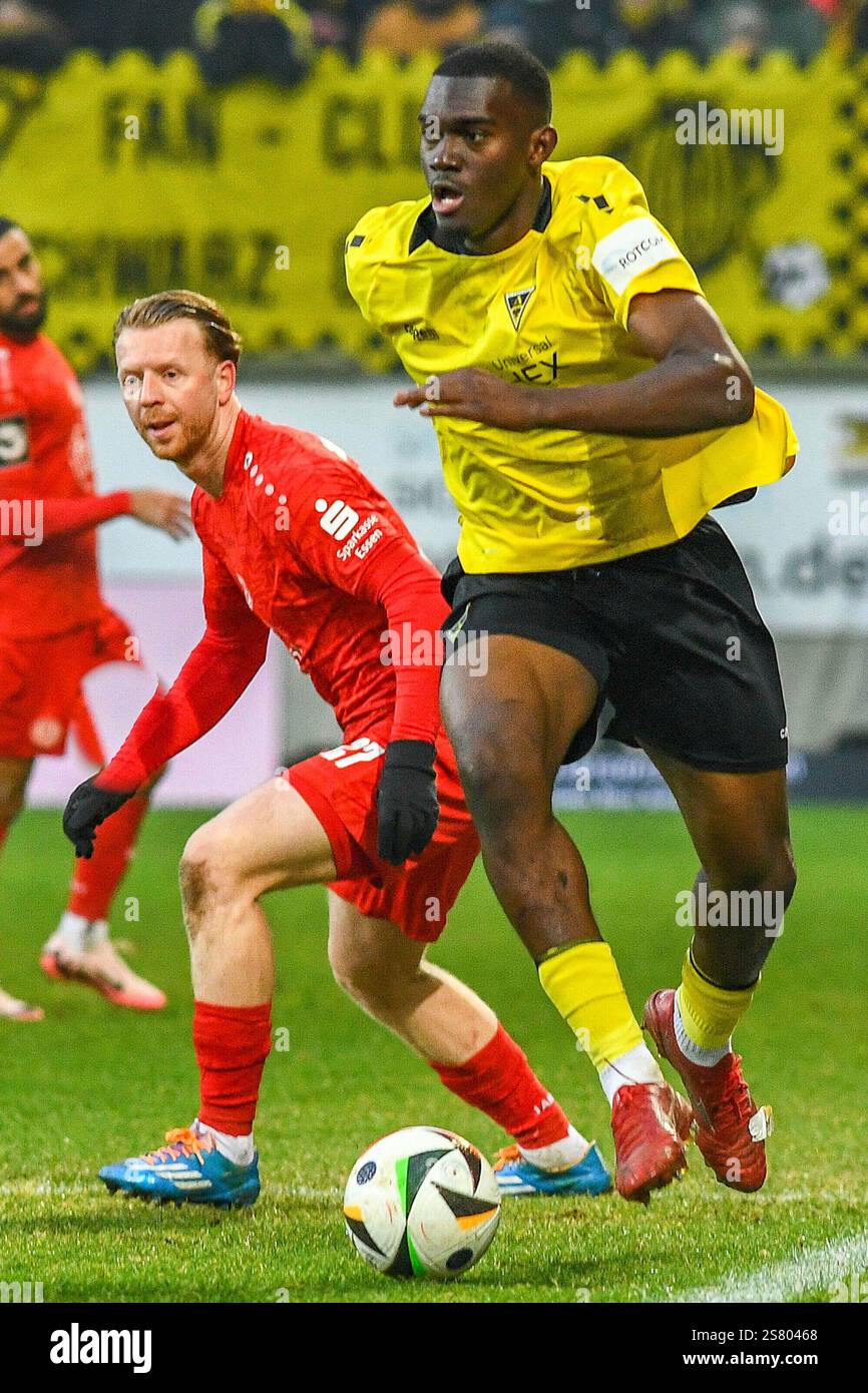 v.li.: Dominik Martinovic (Rot-Weiss Essen, 27), Salomon Patrick ...