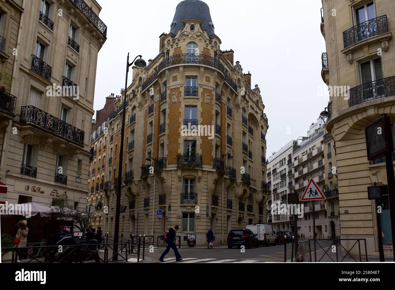 Haussmannian hi-res stock photography and images - Alamy