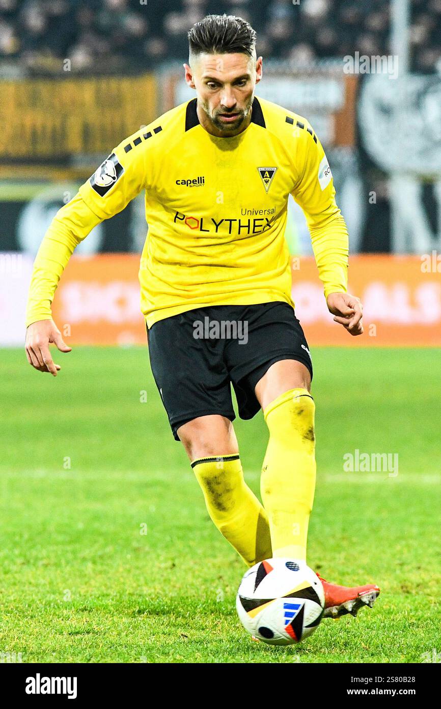 Aachen, Deutschland. 19th Jan, 2025. Sasa Strujic (Alemannia Aachen, 5) am Ball, Spielszene ...