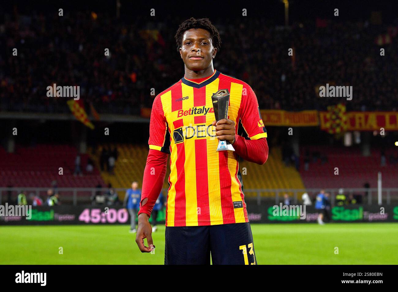Lecce, Italia. 29th Oct, 2024. Lecce's defensive winger Patrick Dorgu ...