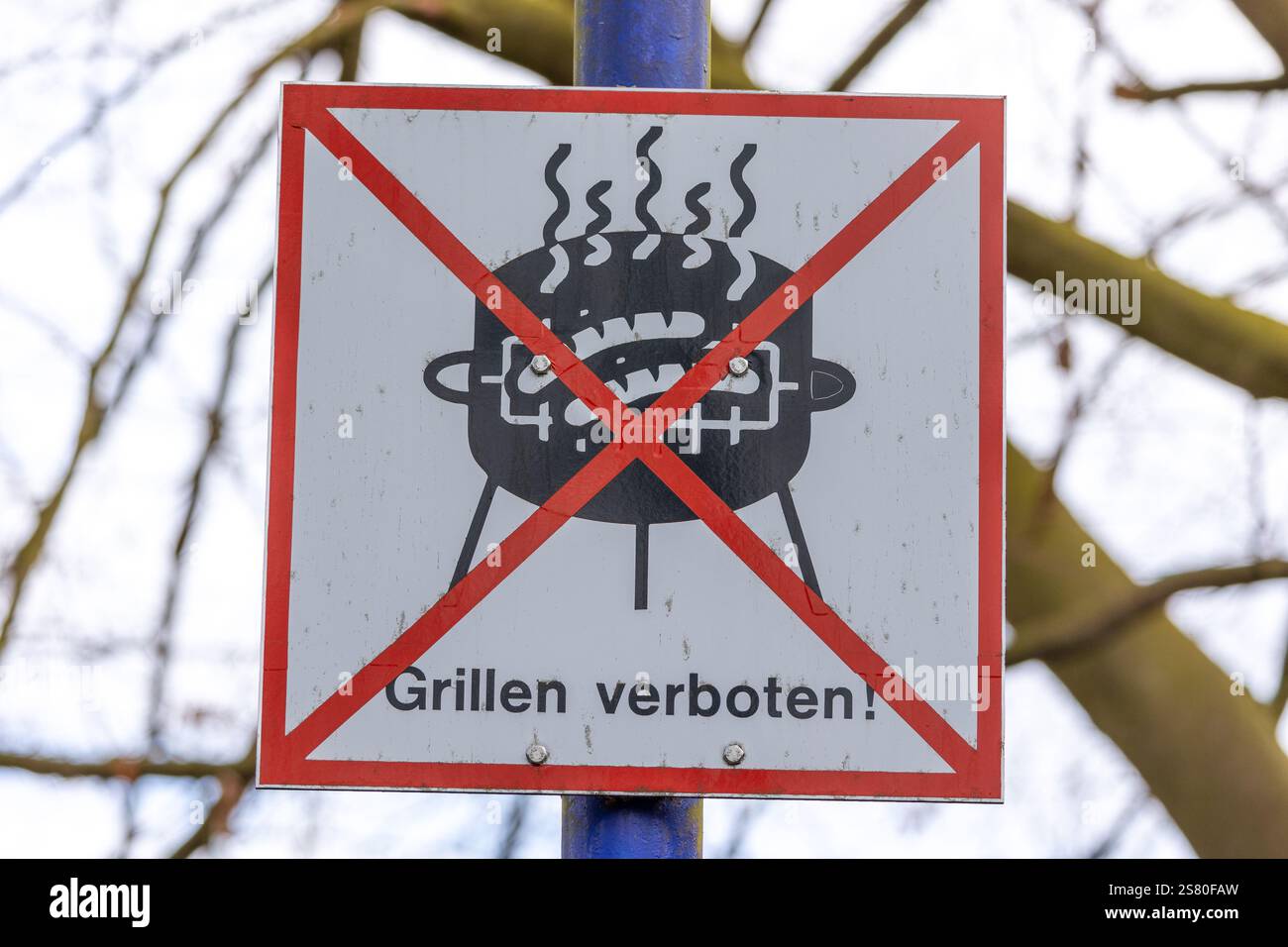 Warning sign with a barbecue grill forbidden to grill Stock Photo - Alamy