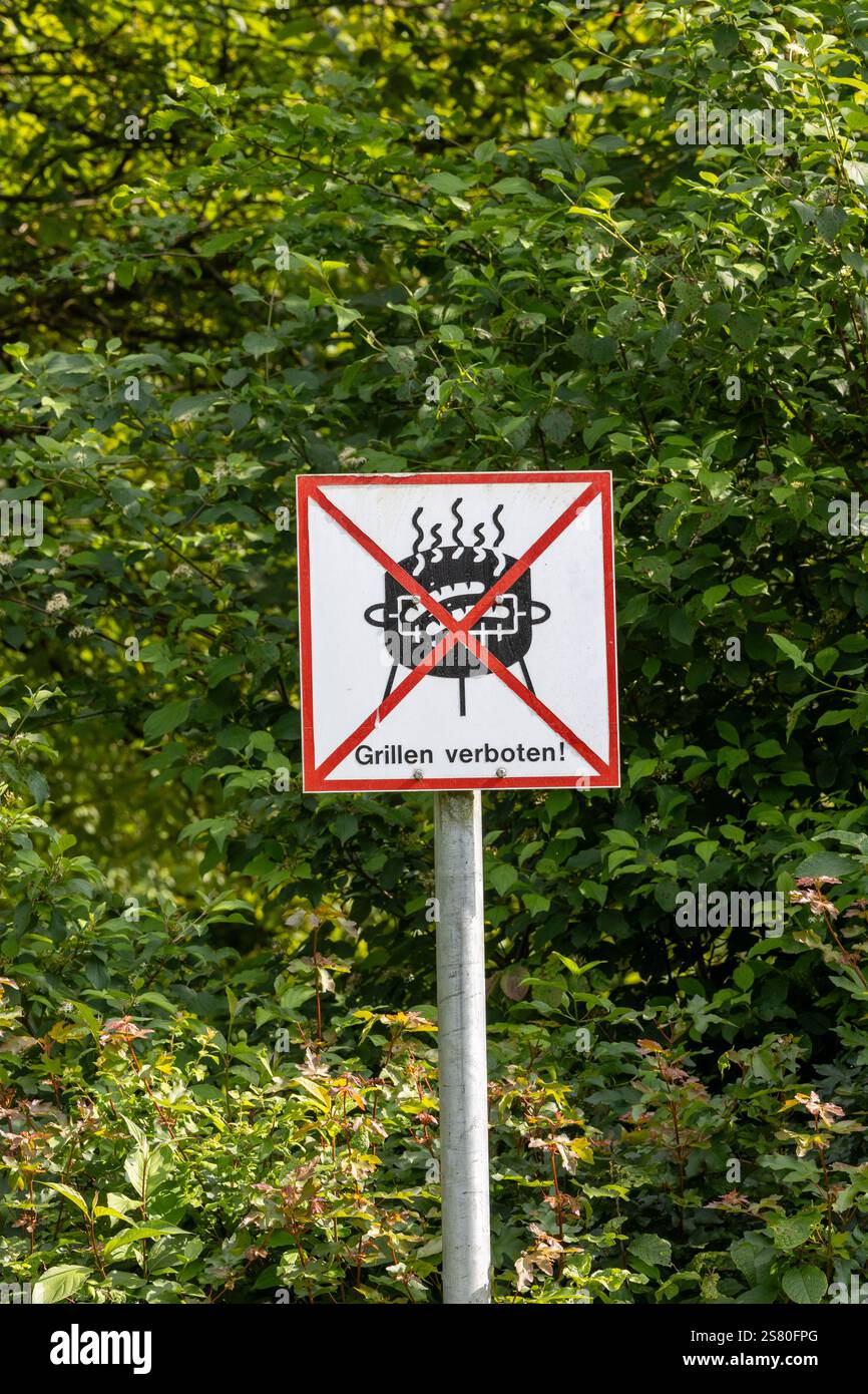 Warning sign with a barbecue grill forbidden to grill Stock Photo - Alamy