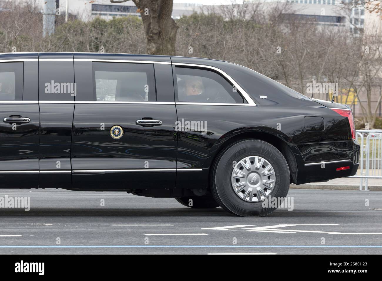 The motorcade with President Joe Biden and President-elect Donald Trump ...