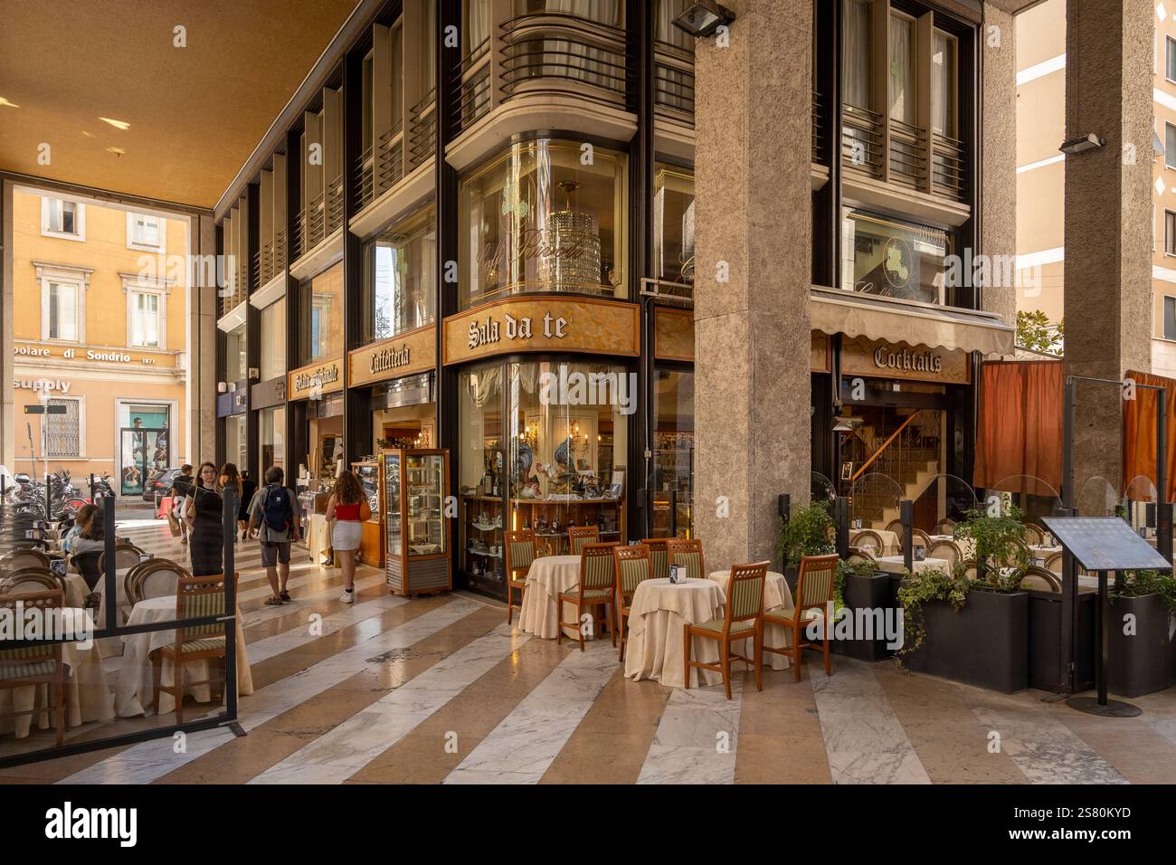 Milan dining hi-res stock photography and images - Alamy