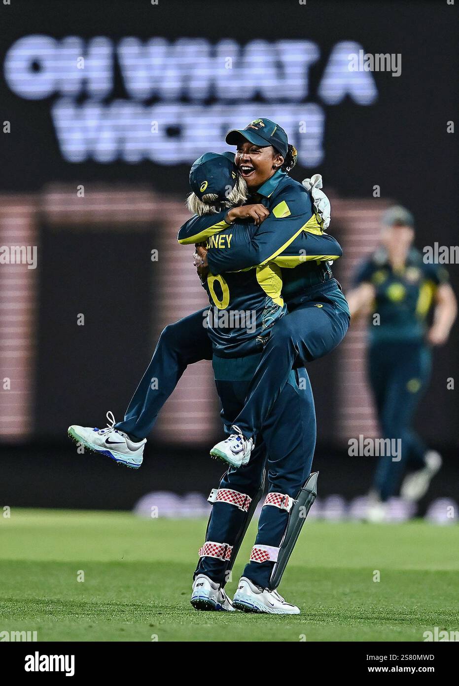 Beth Mooney of Australia celebrates with teammate Alana King after ...