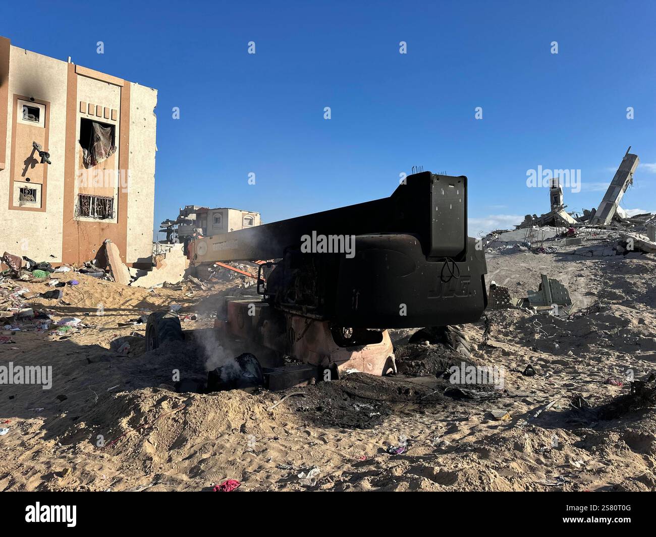 Palestinians returning to Tel Al-Sultan in Gaza Strip following the ...