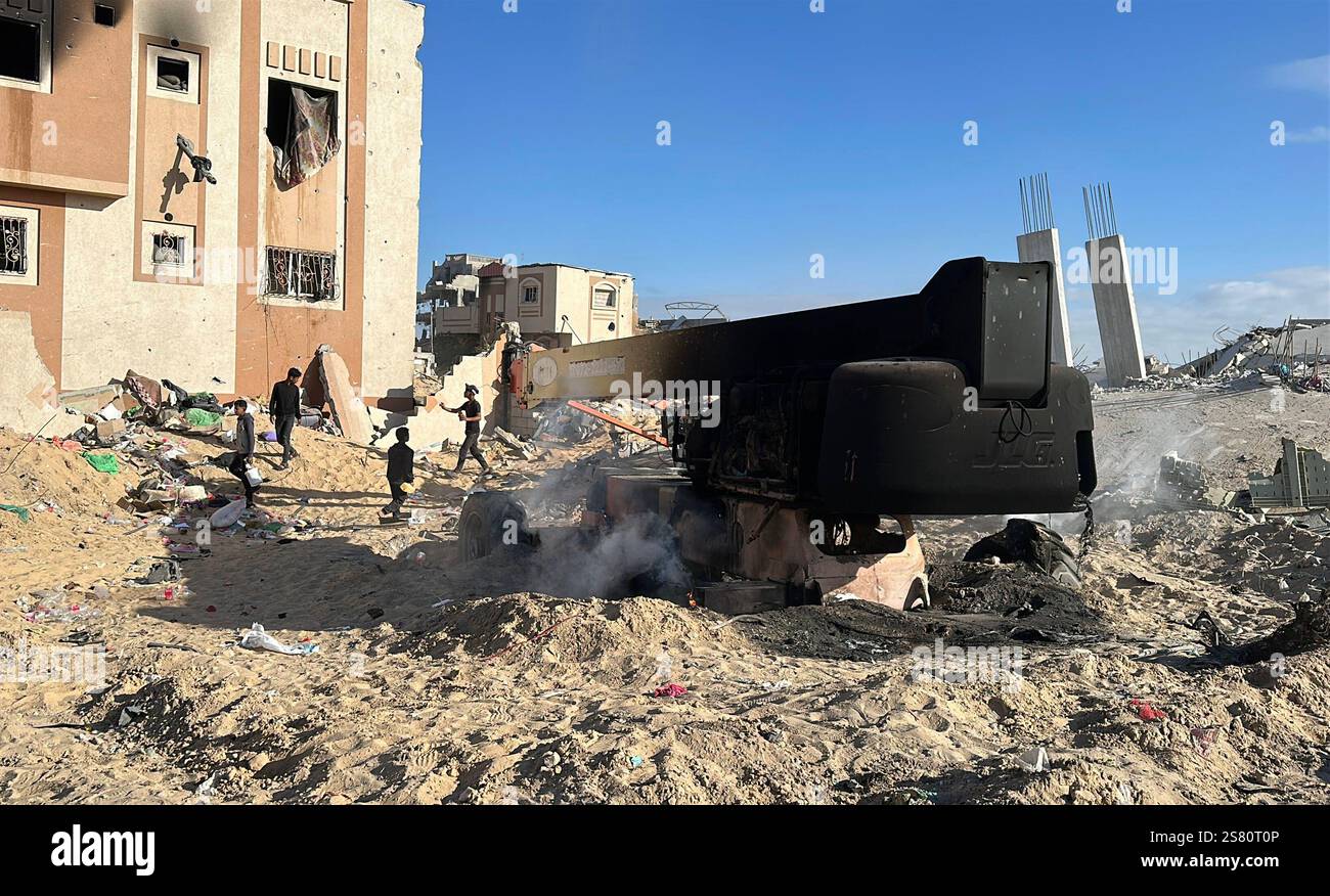 Palestinians returning to Tel Al-Sultan in Gaza Strip following the ...