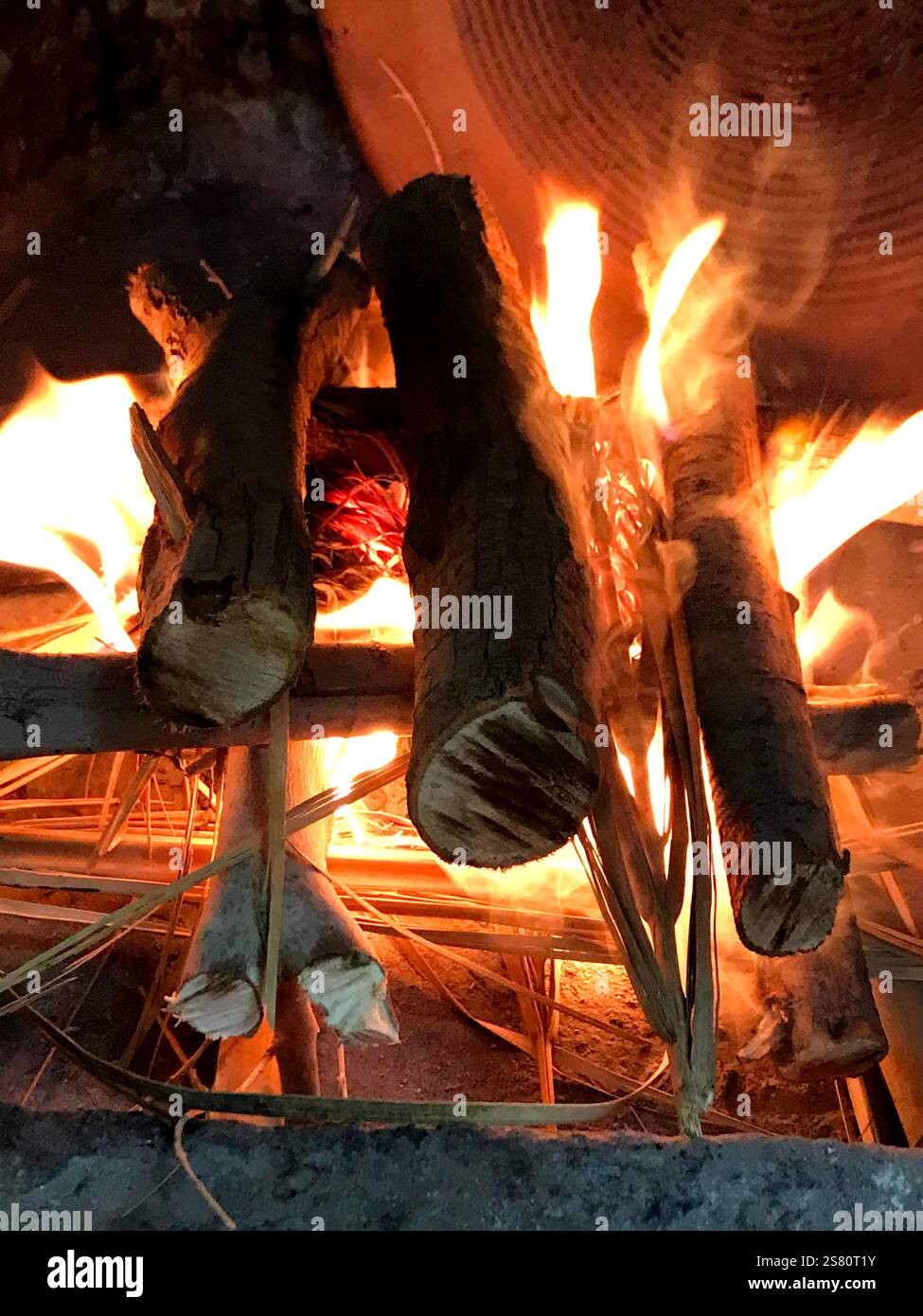 Crackling fire lit fireplace hi-res stock photography and images - Alamy