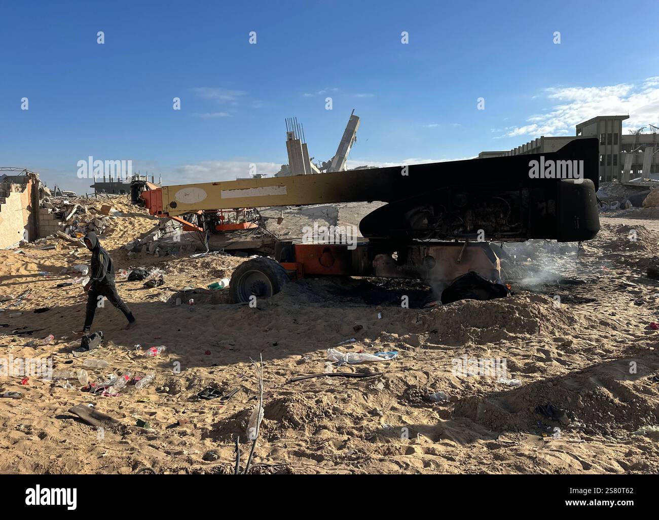 Palestinians returning to Tel Al-Sultan in Gaza Strip following the ...