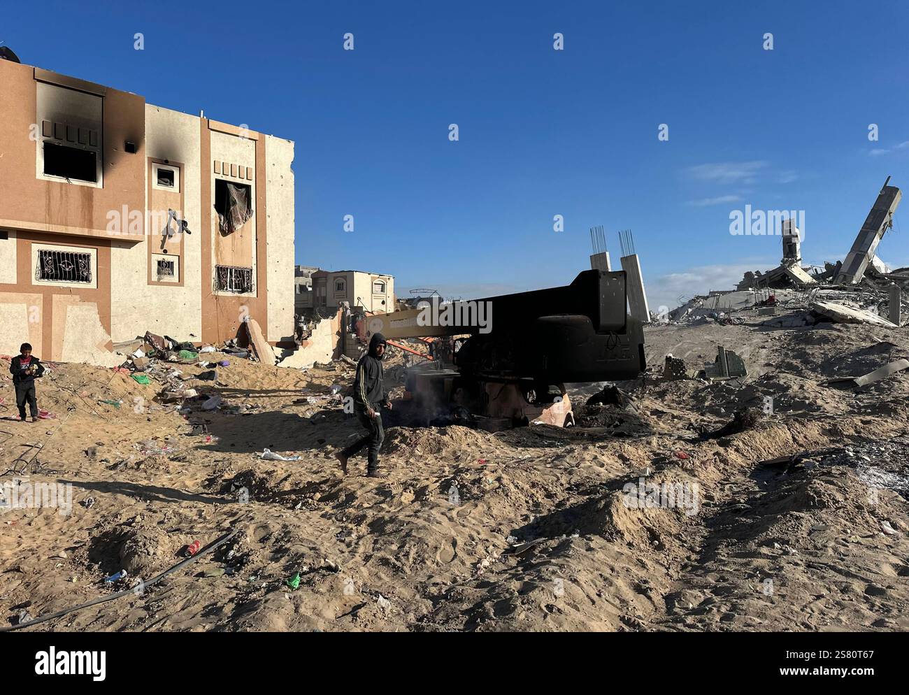 Palestinians returning to Tel Al-Sultan in Gaza Strip following the ...