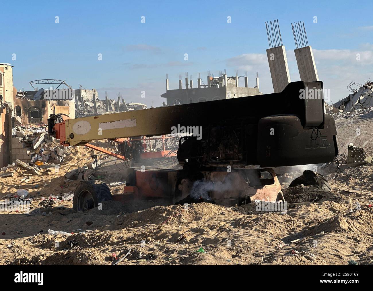 Palestinians returning to Tel Al-Sultan in Gaza Strip following the ...