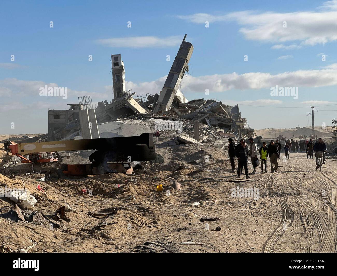 Palestinians returning to Tel Al-Sultan in Gaza Strip following the ...