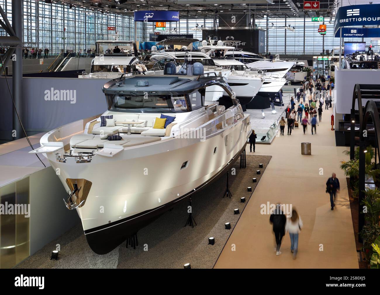 Duesseldorf, Nordrhein-Westfalen, Deutschland - Luxusyachten auf der ...