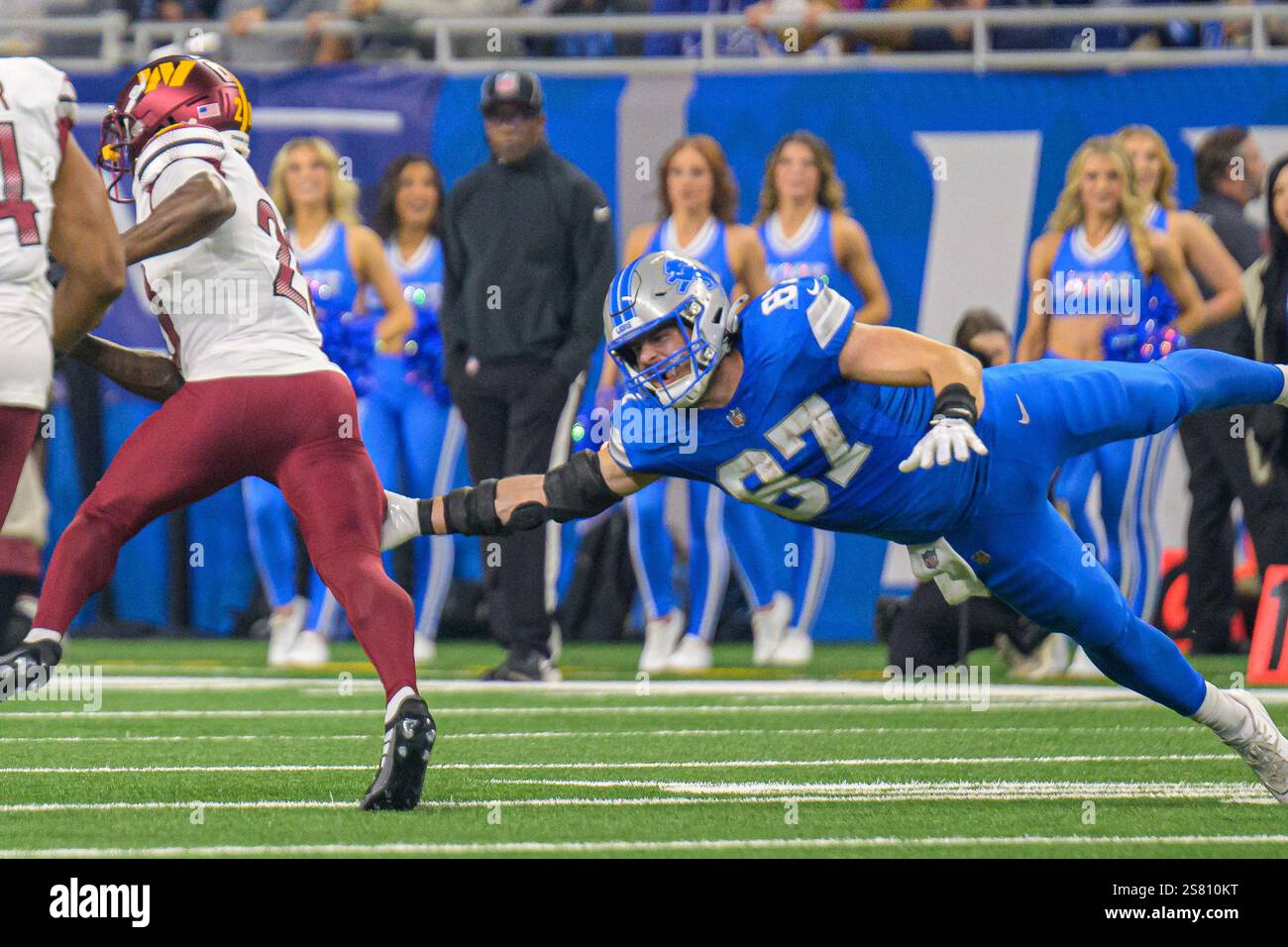 DETROIT, MI - JANUARY 18: Detroit Lions TE Sam LaPorta (87) tries to ...