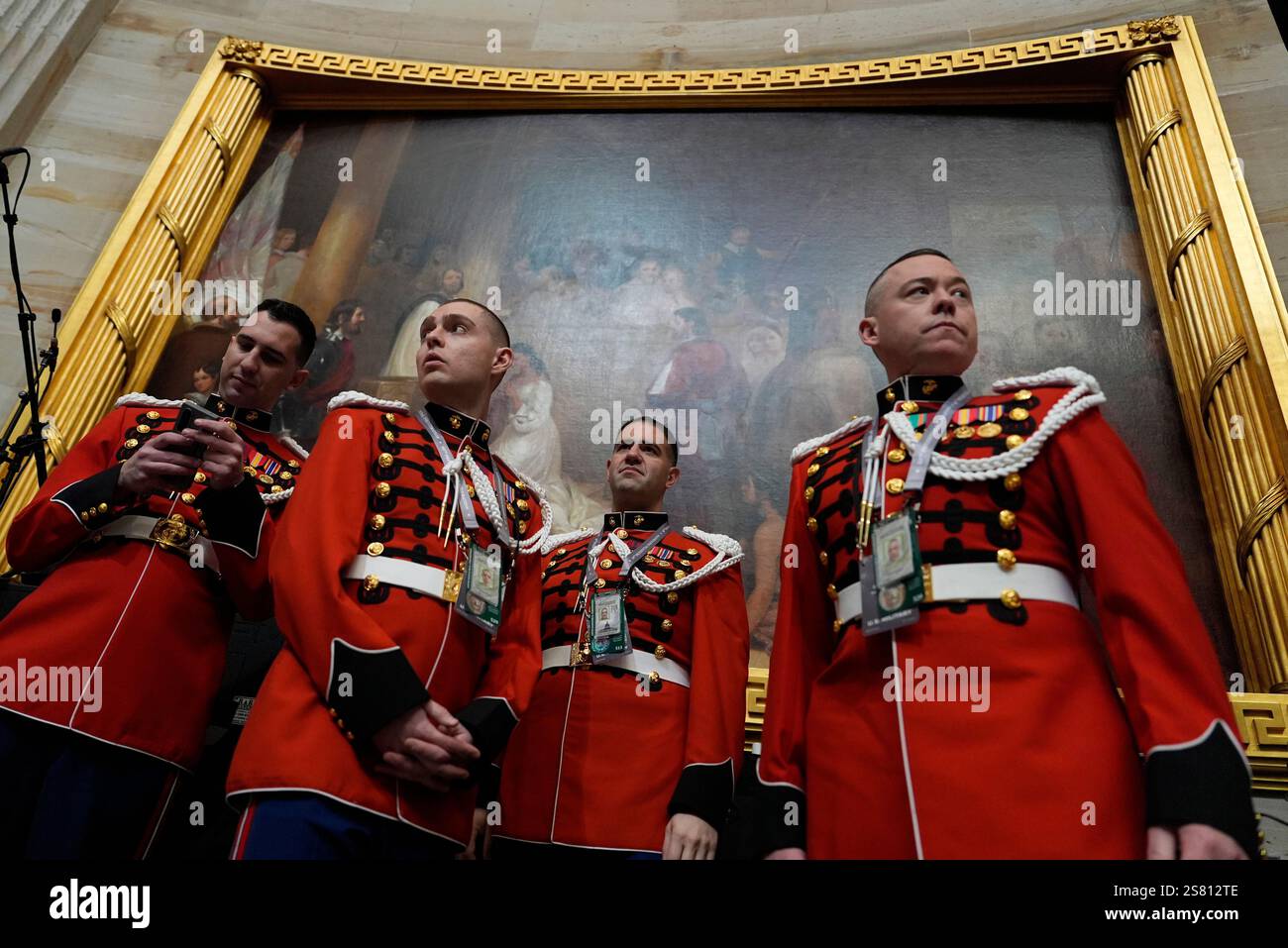 Members of the the U.S. Marine Band, "The President's Own," arrive ...